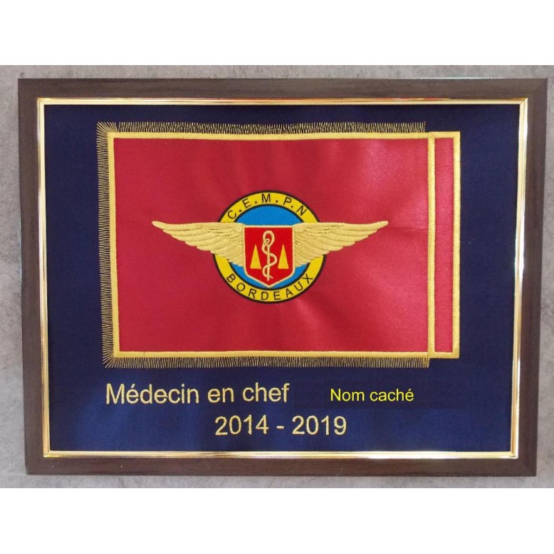 Broderie A3 brodé sur fond de fanion et support personnalisé